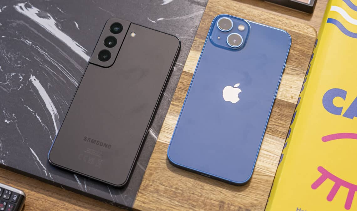 Samsung Galaxy S22 vs Apple iPhone 13 review: Grote rivalen zijn aan ...